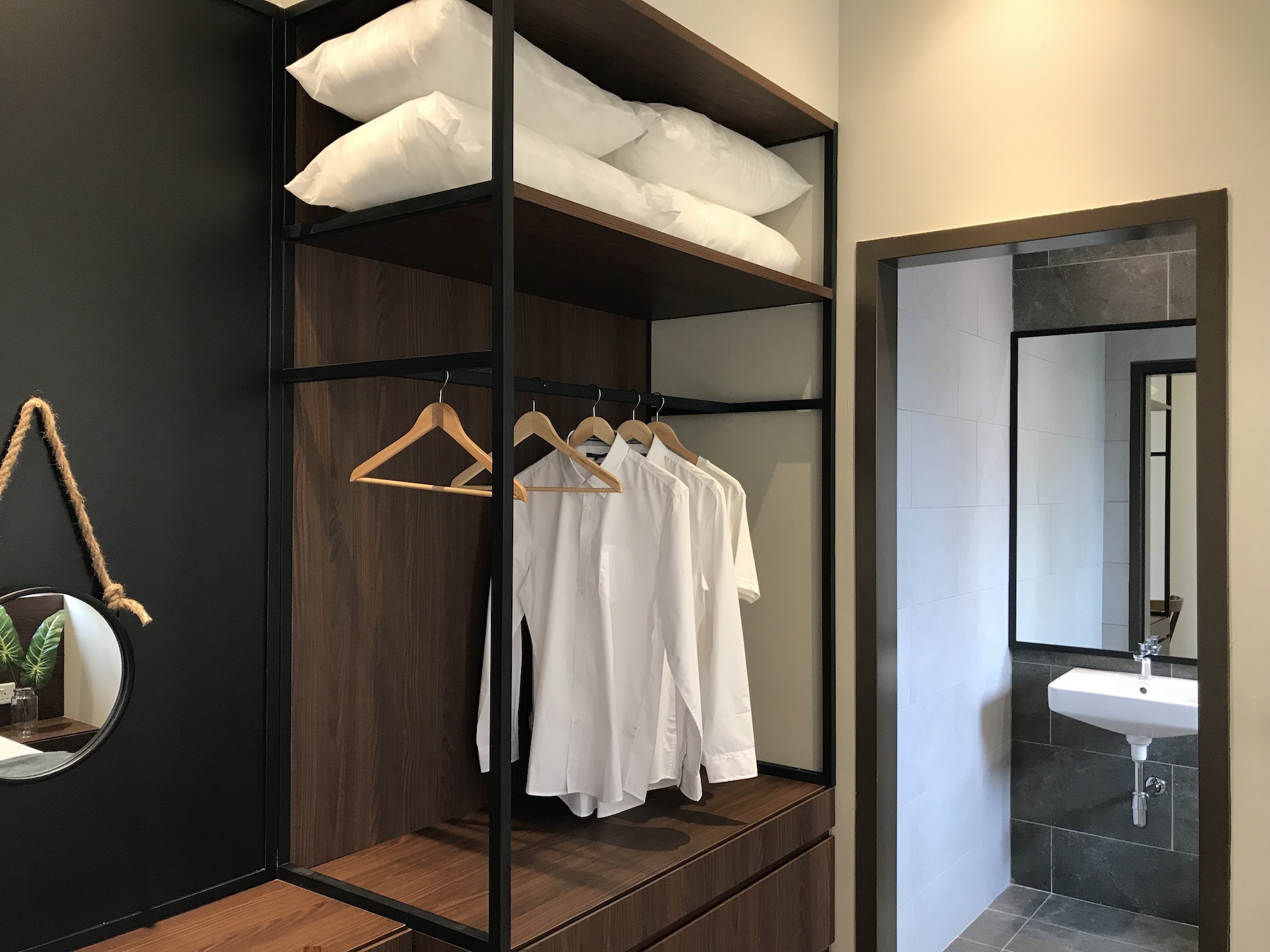 Comment organiser son armoire à vêtements comme un pro
